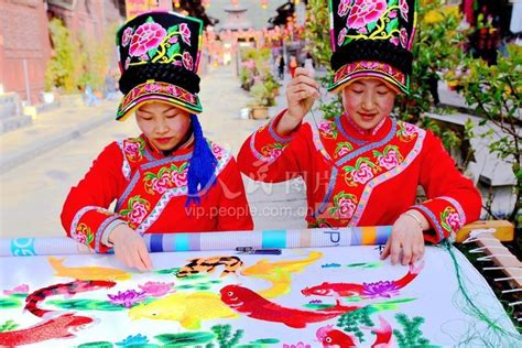 陕西宁强：绣娘飞针走线刺绣忙 人民图片网
