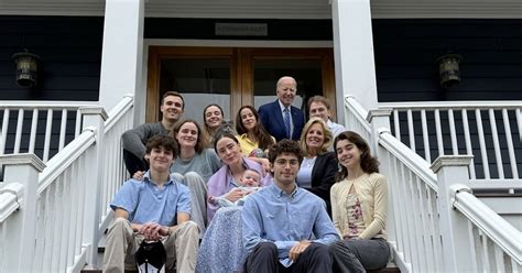 왠지 어색한 바이든 가족사진…조작 논란에 위독설까지