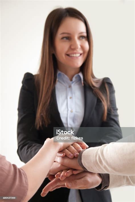 손에 합류하는 비즈니스 사람들 여성 임원은 직원을 단결 팀 빌딩 3 명에 대한 스톡 사진 및 기타 이미지 3 명 공동체 기업 문화 Istock