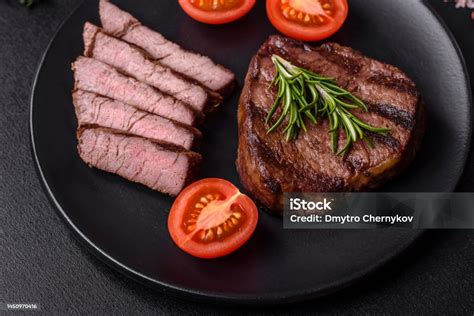 어두운 콘크리트 배경에 향신료와 허브를 곁들인 맛있는 신선한 육즙 쇠고기 스테이크 갈비 음식에 대한 스톡 사진 및 기타 이미지 갈비 음식 검은색 고기 Istock