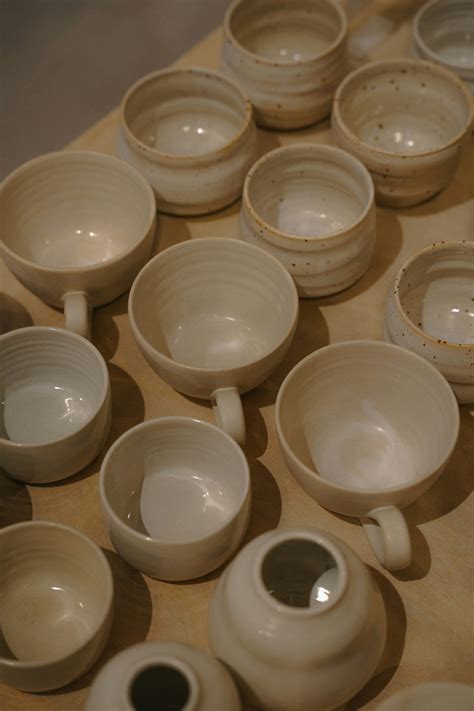 표면에 전시된 흰색 세라믹 컵과 그릇 사진 Unsplash의 무료 음식 이미지