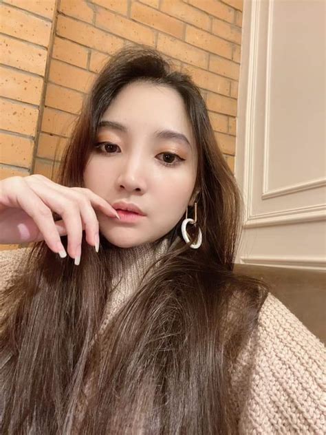 သူမ ရောင်းတဲ့ငပိလိမ္မာဘူးလေးတွေရဲ့ အော်ဒါတွေကိုကြည့်ပြီး ပျော်ရွှင်မဆုံးဖြစ်နေတဲ့ဇင်သဲနိုင်ရဲ့