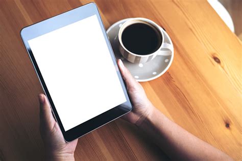 카페 배경에 텅 빈 흰 스크린 및 나무 테이블에 커피 컵 블랙 태블릿 Pc를 들고 비즈니스 여자의 손의 이랑 이미지 검은색에 대한 스톡 사진 및 기타 이미지 Istock