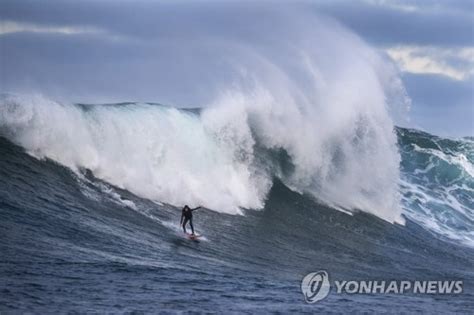 SOUTH AFRICA BIG WAVE SURFING