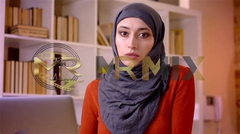 فوتیج کارمند زن با حجاب در حال نگاه کردن به دوربین نماشا