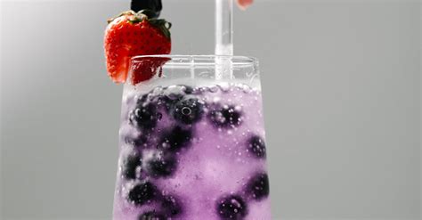 가벼운 간단한 시럽 거품 건강 음료 과일 맛 과일 장식 냉각 독특한 음료 디톡스 딸기 레몬에이드 마시는 것 무설탕 무알콜 반짝이는 베리 음료