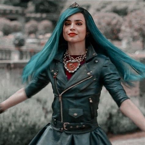 Evie The Iconic Descendants Character
