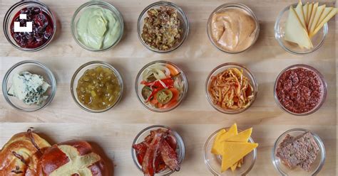 스테인레스 스틸 원형 트레이에 녹색 야채와 치즈를 곁들인 얇게 썬 고기 사진 Unsplash의 무료 샤퀴테리 이미지