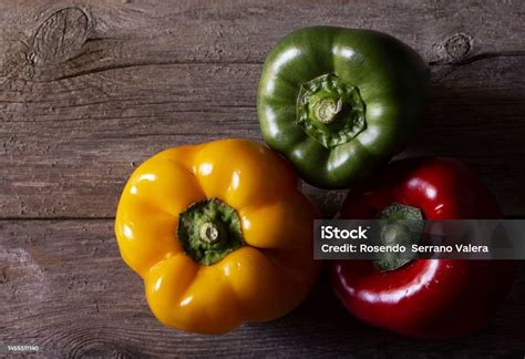 어두운 오래된 나무 배경에 노란색 빨간색 및 녹색 색상의 건강한 식생활을위한 다양한 유기농 고추 건강한 식생활에 대한 스톡 사진 및 기타 이미지 Istock