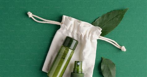 제로 웨이스트 미용 제품 세트 녹색 화장품 병 흰색 케이스 및 녹색 배경에 녹색 나뭇잎 바이오 유기농 제품 아름다움 및 스파 개념 사진 Unsplash의 에센셜