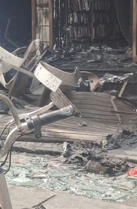 邹城城中城着火了，一店铺引发大火 浓烟滚滚