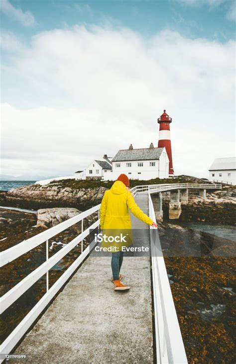 노르웨이 등대 트래블 라이프 스타일 컨셉 어드벤처 스칸디나비아 휴가 야외에서 다리를 걷고있는 여행자 여성 Mental Wellbeing에 대한 스톡 사진 및 기타 이미지