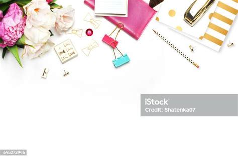 플랫이 하다 여성 장면입니다 사무실 배경입니다 실물 사진이 나 텍스트에 대 한 귀하의 작업 장소 여자 바탕 화면 템플릿 카드