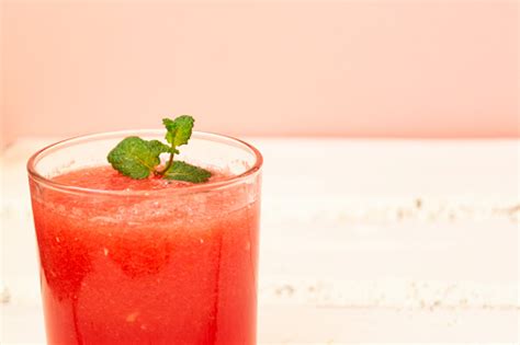 흰색 배경에 유리 유리에 녹색 민트의 잔가지와 맛있는 붉은 수박 주스 공간을 복사합니다 여름 음식 개념 과일에 대한 스톡 사진 및 기타 이미지 Istock