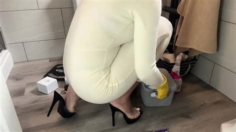 Sexy Milf Cleaning Thong Eporner