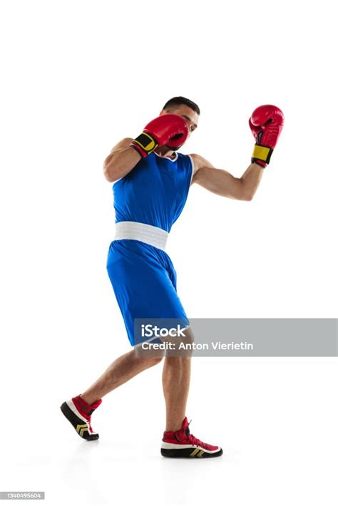 흰색 배경 위에 고립 된 파란색 유니폼 훈련에서 한 전문 복서의 전체 길이 초상화 20 24세에 대한 스톡 사진 및 기타 이미지
