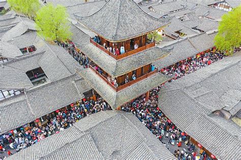 徜徉古城 以服会友 四川日报电子版