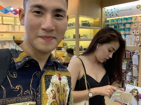 မျက်မှန်လိုချင်နေတဲ့ စိုပြေမြင့်အတွက် နာမည်ကြီး Branded ဆိုင်ကနေ ကိုယ်တိုင်လိုက်ဝယ်ပေးခဲ့တဲ့