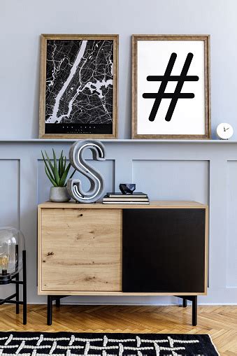 두 개의 모의 포스터 프레임 나무 Commode 디자인 블랙 램프 식물 장식 카펫과 세련된 홈 장식의 우아한 액세서리와 거실의 스칸디나비아 홈 인테리어 0명에 대한 스톡