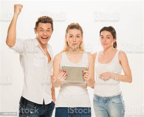 흰색 배경에 흰색 셔츠를 입은 젊은 사업가 팀이 고립되었습니다 두 명의 소녀와 남자로 구성된 팀은 행복하고 이기고 계획하고 논쟁하고 토론하고 화나게하고 무언가를 이깁니다 흰