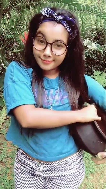 බඩ පෙන්න පෙන්න මුට්ටිය කරේ තියන් නටන නංගි 😂 Youtube