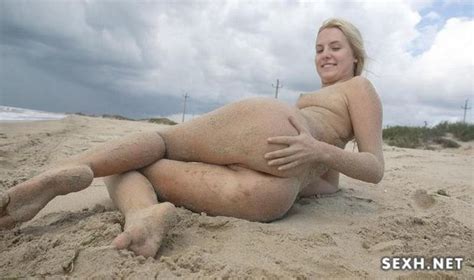 Блондинка попала на нудистский пляж Pic