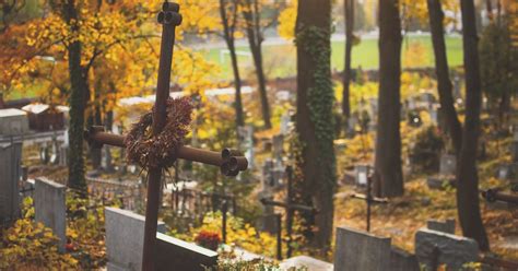 დიმიტრის შაბათს მივდივარ სასაფლაოზე ამ დღისთვის წინასწარ ვემზადები რომ ყველაფერი სწორად გავაკეთო