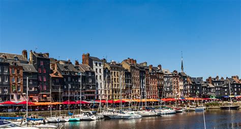 옹 플 뢰 르 프랑스2018입니다 노르망디 프랑스 옹 플 뢰 르 항구의 아름 다운 보기 주택과 물에 그들의 반사 색깔 0명에 대한 스톡 사진 및 기타 이미지 Istock