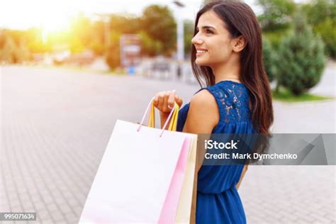 여자는가 게 근처 종이 가방을 들고 여자의 초상화 길거리에서 쇼핑 후 가방에 대한 스톡 사진 및 기타 이미지 가방 거리 걷기 Istock