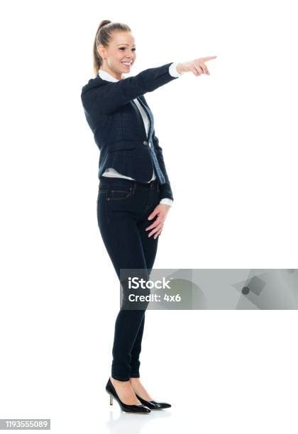 전체 길이 측면 보기 전면 보기 카메라 2029세 성인 미모의 갈색 머리 포니테일 코카서스 여성 젊은 여성 비즈니스 맨 비즈니스맨 스탠딩 카메라 1인 20 29세에 대한