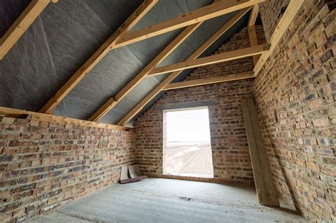 콘크리트 바닥 석고에 대한 준비 벌거 벗은 벽과 건설 중인 나무 지붕 프레임 다락방미와 미완성 벽돌 집의 내부 목재 건축자재에 대한 스톡 사진 및 기타 이미지 Istock