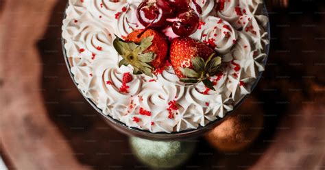 흰 설탕을 입힌 케이크와 딸기를 얹은 케이크 사진 Unsplash의 디저트 이미지