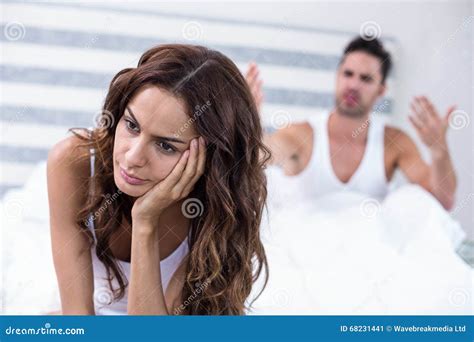 Frausitzen W Hrend Ehemann Der An Ihr Schreit Stockfoto Bild