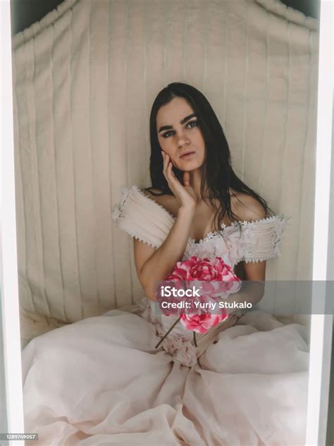 하얀 형광등 프레임에 신부의 이미지에 빨간 장미의 꽃다발웨딩 드레스에 어두운 피부를 가진 젊은 아름다운 갈색 머리 여자 20 24세에 대한 스톡 사진 및 기타 이미지