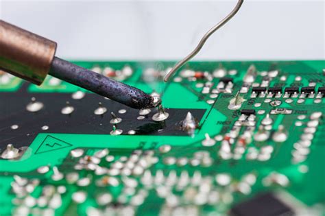 착용 장갑 땜 손과 컴퓨터 회로 기판 납땜 및 멀티 미터를 사용 하 여 확인 Cpu에 대한 스톡 사진 및 기타 이미지 Cpu 공학 기술자 Istock