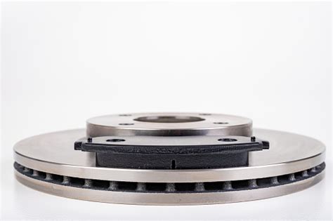 승용차용 스틸 브레이크 디스크 및 브레이크 패드 자동차 수리를 위한 새로운 예비 부품 흰색 배경입니다 0명에 대한 스톡 사진 및 기타 이미지 Istock