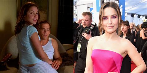 Sophia Bushs First On Screen Kiss Was Ryan Reynolds Sag Awards Ryan Reynolds Sag