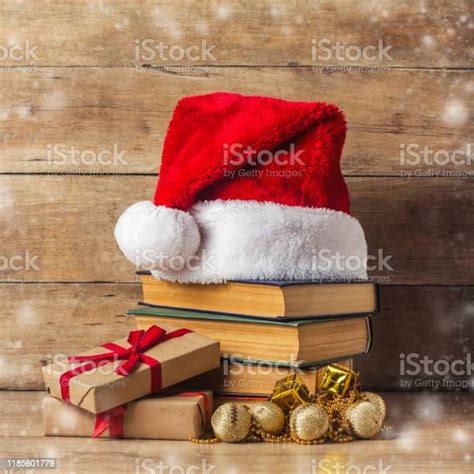 책의 스택 산타 클로스의 모자 나무 배경에 선물 상자 새해와 메리 크리스마스의 개념입니다 0명에 대한 스톡 사진 및 기타 이미지 Istock
