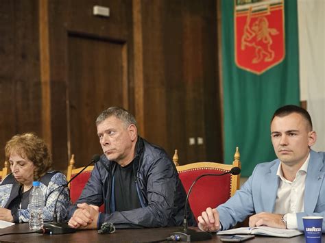 Кметът на Горна Оряховица Николай Рашков Бездомните кучета са огледало на бездействието през