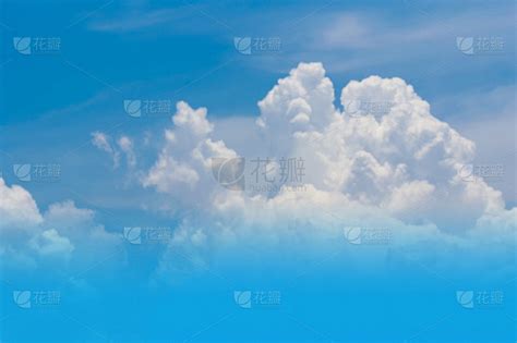 云在风中飘动的天空是一小群云。