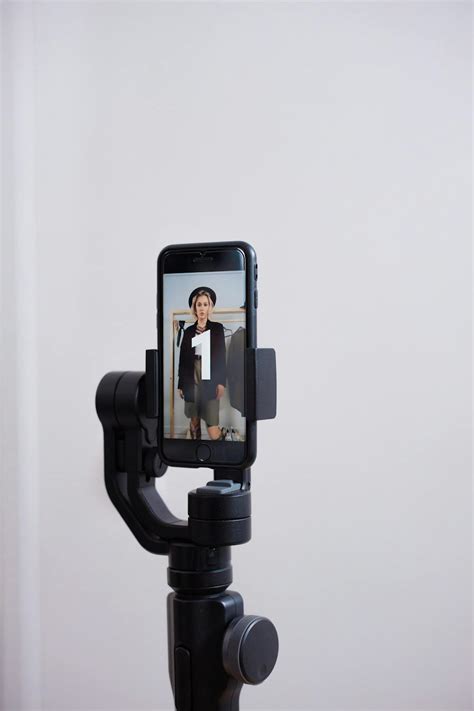 실내 가젯 검은 색 스마트 폰 고립된 기술 디지털 기기 디지털 카메라 라이브 스트리밍 모바일 사진 미니멀리스트 미디어 제작 브이로그 설정 비디오