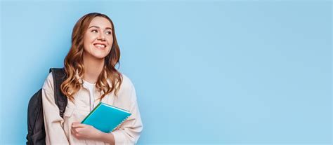 학생 소녀는 웃고 미소 지으며 푸른 배경에 고립 된 채 멀리 바라보고 공간을 복사합니다 웹 배너 학생에 대한 스톡 사진 및 기타 이미지 Istock