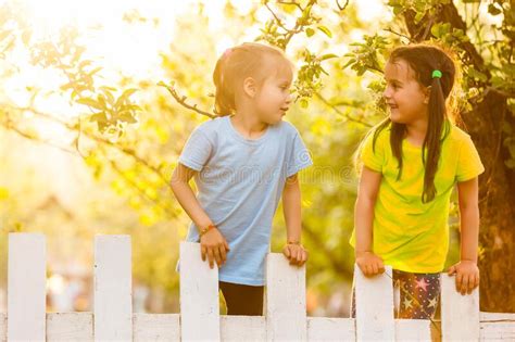 Deux Petites Filles Qui S Amusent Dans Le Parc Photo Stock Image Du Joie Nature