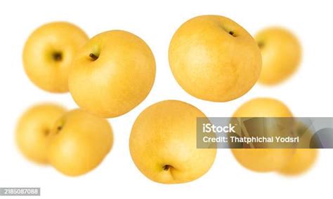 떨어지는 아시아 배는 클리핑 경로가 있는 흰색 배경에 고립되어 있으며 전체 피사계 심도를 가지고 있습니다 갈색에 대한 스톡 사진 및 기타 이미지 Istock