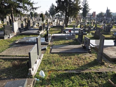 Sremska Mitrovica Serbia 25 Lutego 2021 Chrześcijańskie Miasto Nowoczesny Cmentarz Groby Z