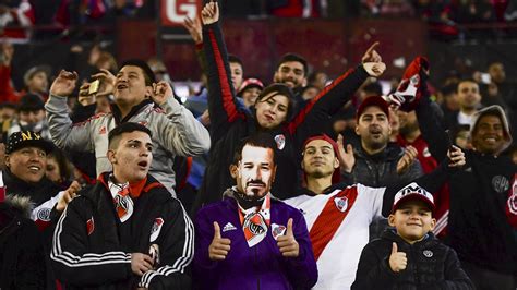 Gol De Tiro Libre Selfie Con Lunati Un Tanto De Su Hijo Y El Lujo De