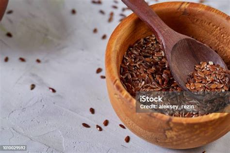 나무 그릇과 숟가락 소박한 나무 배경 평면도 필드의 얕은 깊이에 있는 아마 씨 0명에 대한 스톡 사진 및 기타 이미지 0명 가까운 가득 찬 Istock