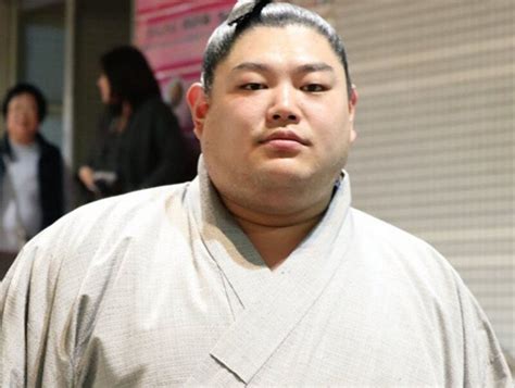 Абиг зургаан сарын турш дэвжээнд гарах эрхийг нь хасчээ