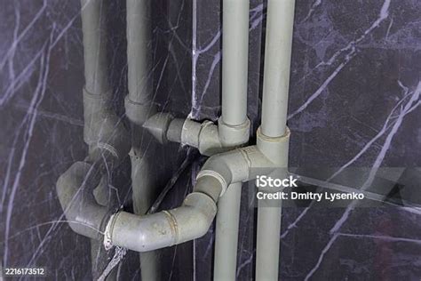 플라스틱 파이프 조인트 연결된 욕실 수관 벽의 검은 대리석 타일 0명에 대한 스톡 사진 및 기타 이미지 0명 가정용 장비 각도 Istock