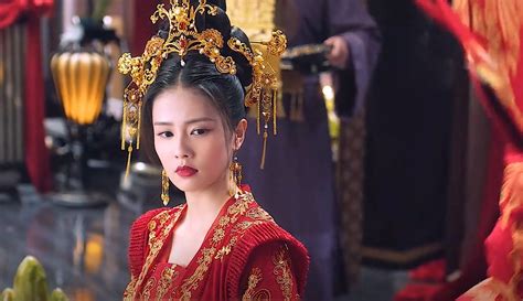 【山炮放映室】长月烬明：新婚之夜删减吻戏曝光！白鹿被罗云熙按头热吻！太上头粉丝数13370作品数2953 片花视频 免费在线观看 爱奇艺